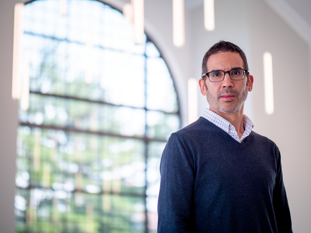 Psychology Professor Wins Distinguished Faculty Award – Press Room ...